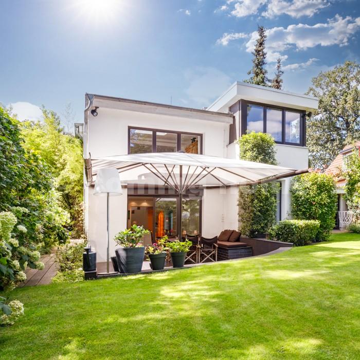 Architect's house with idyllic garden & water access: A f... » coming home